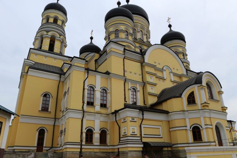 【モルドバ】Hancu Monastery(修道院)を見学。国の歴史と生きた場所 | キンダーメル(Kindermer)