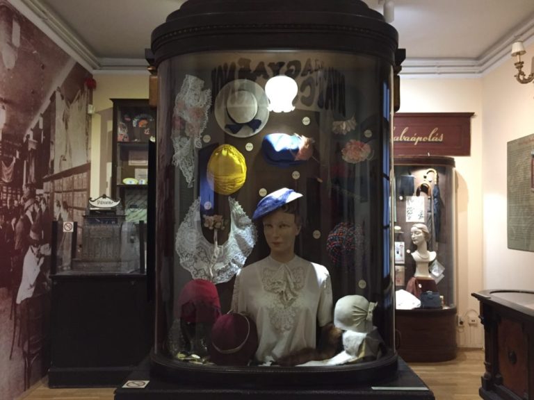 【ブダペスト】かわいいデザインにあふれた「ハンガリー貿易と観光の博物館」 | キンダーメル(Kindermer)